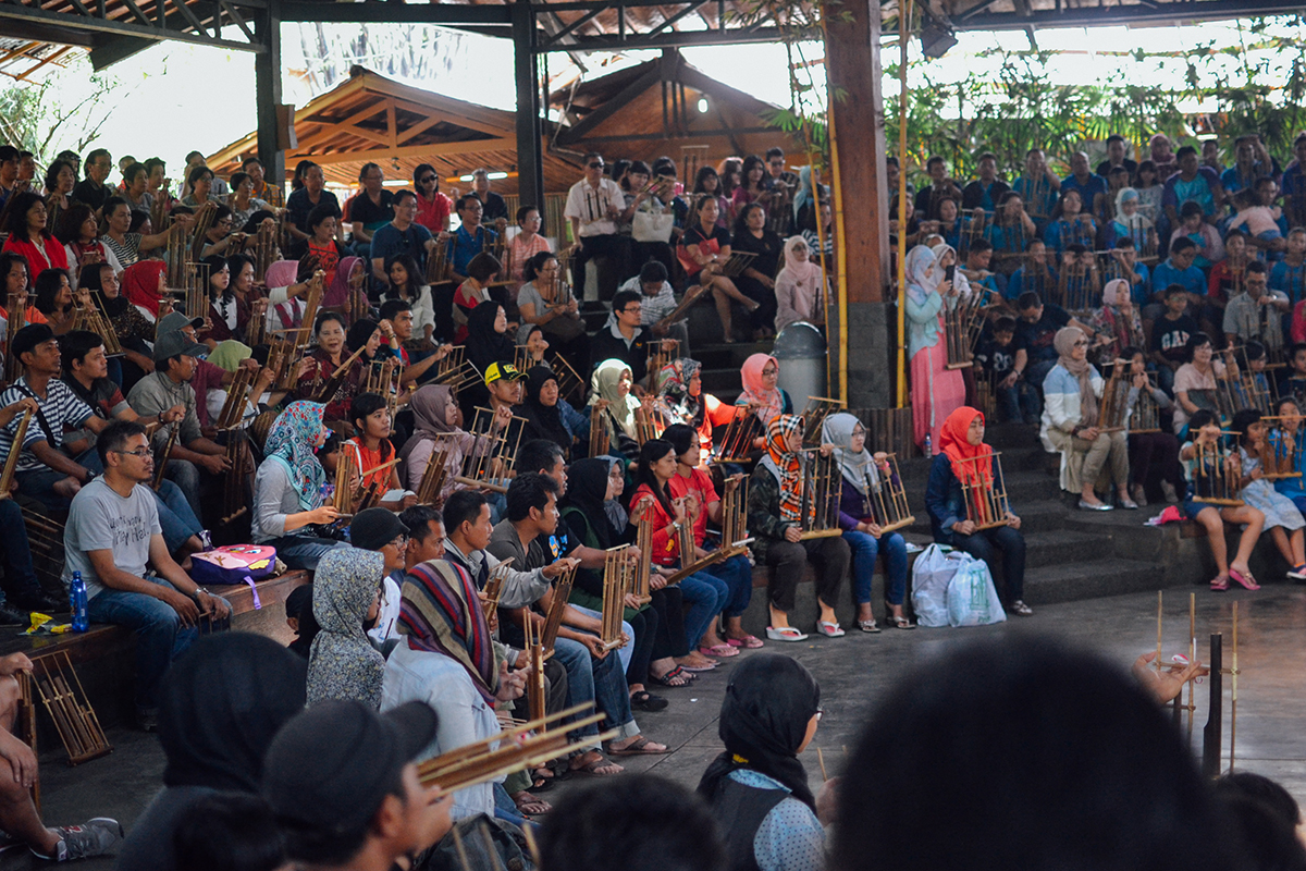 “Engklak-Engklakan” di Saung Angklung Udjo | Dunia Aleut!